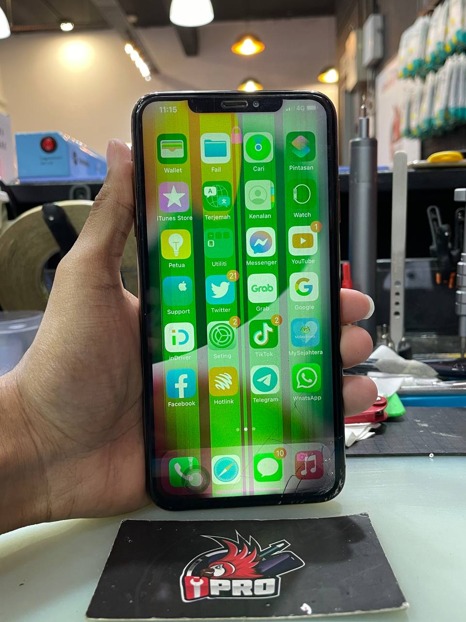 Tukar Skrin iPhone Hijau Di KL - iPro Ampang